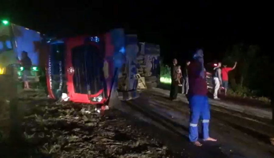 Hindari Truk Pengangkut CPO, Mobil Tangki Pertamina Terbalik Hindari Truk Pengangkut CPO, Mobil Tangki Pertamina Terbalik